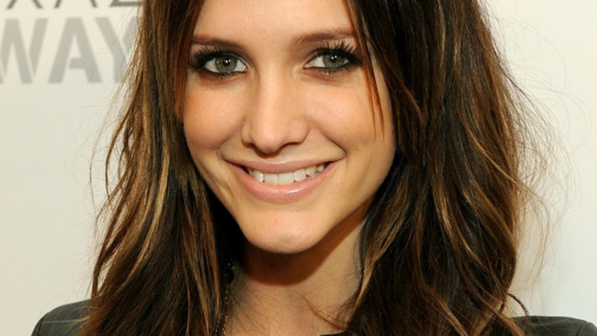 Ashlee Simpson mit langen Haaren