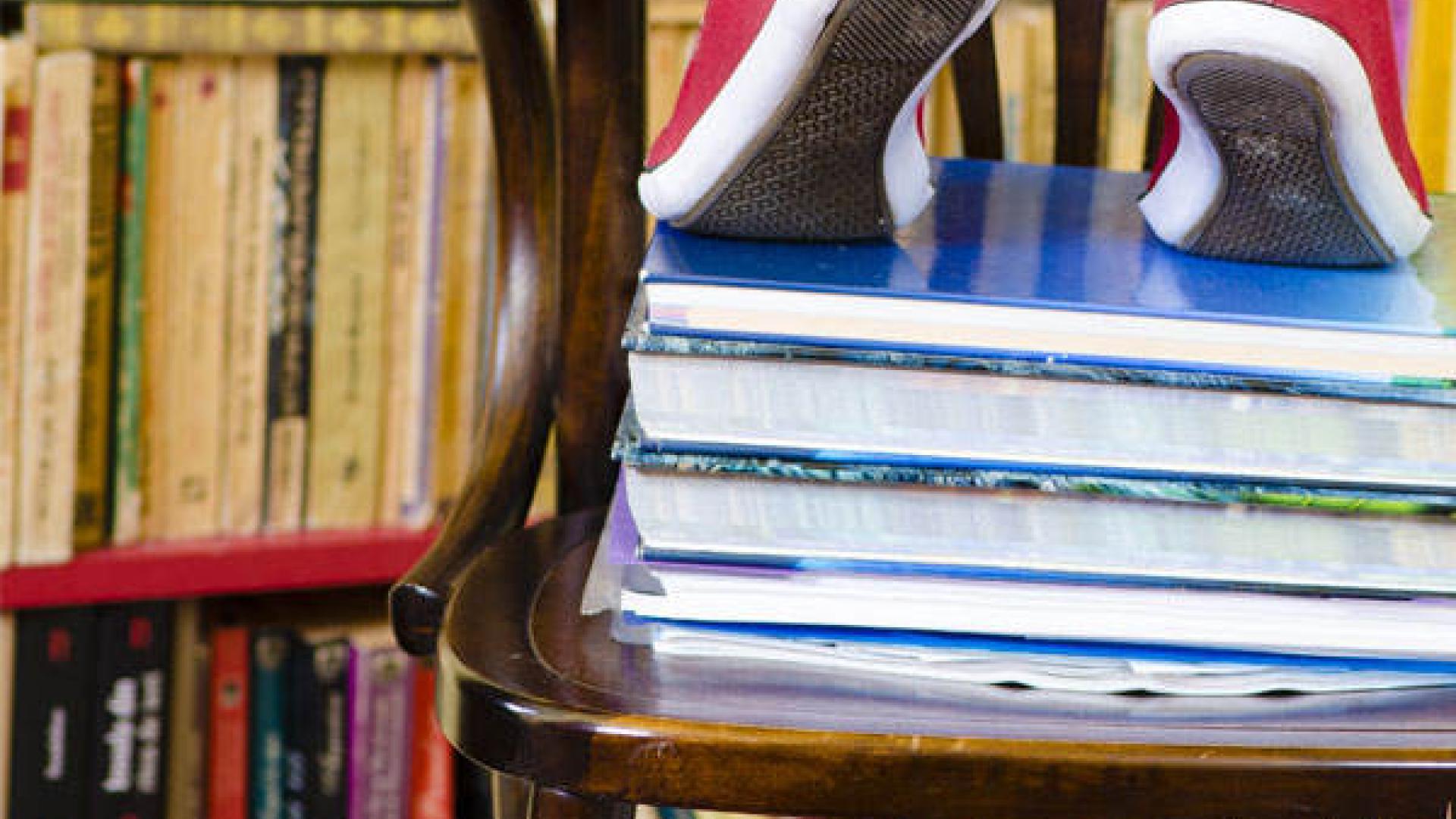 Füße strecken während des Unterrichts