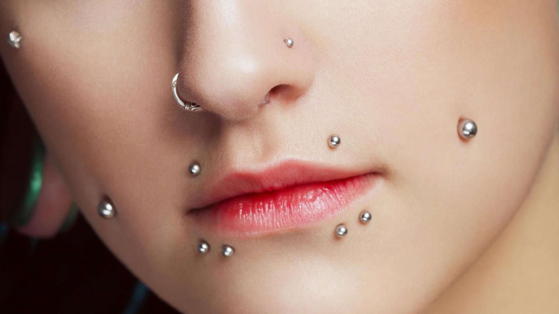 Snake-Eyes-Piercings: Schrecklicher Zungenpiercing-Trend