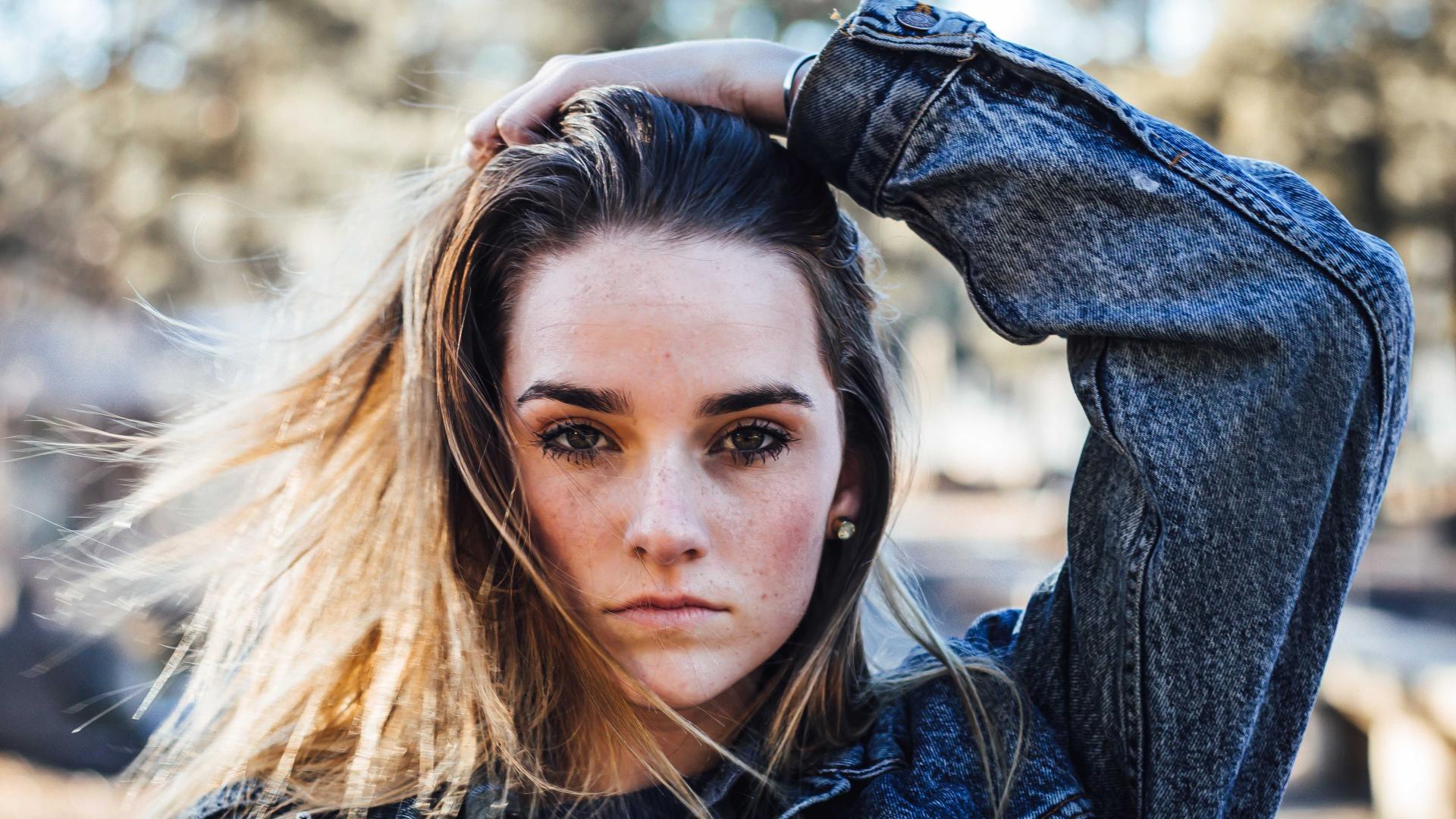 Pickel an der Stirn: Deshalb bekommst du sie!