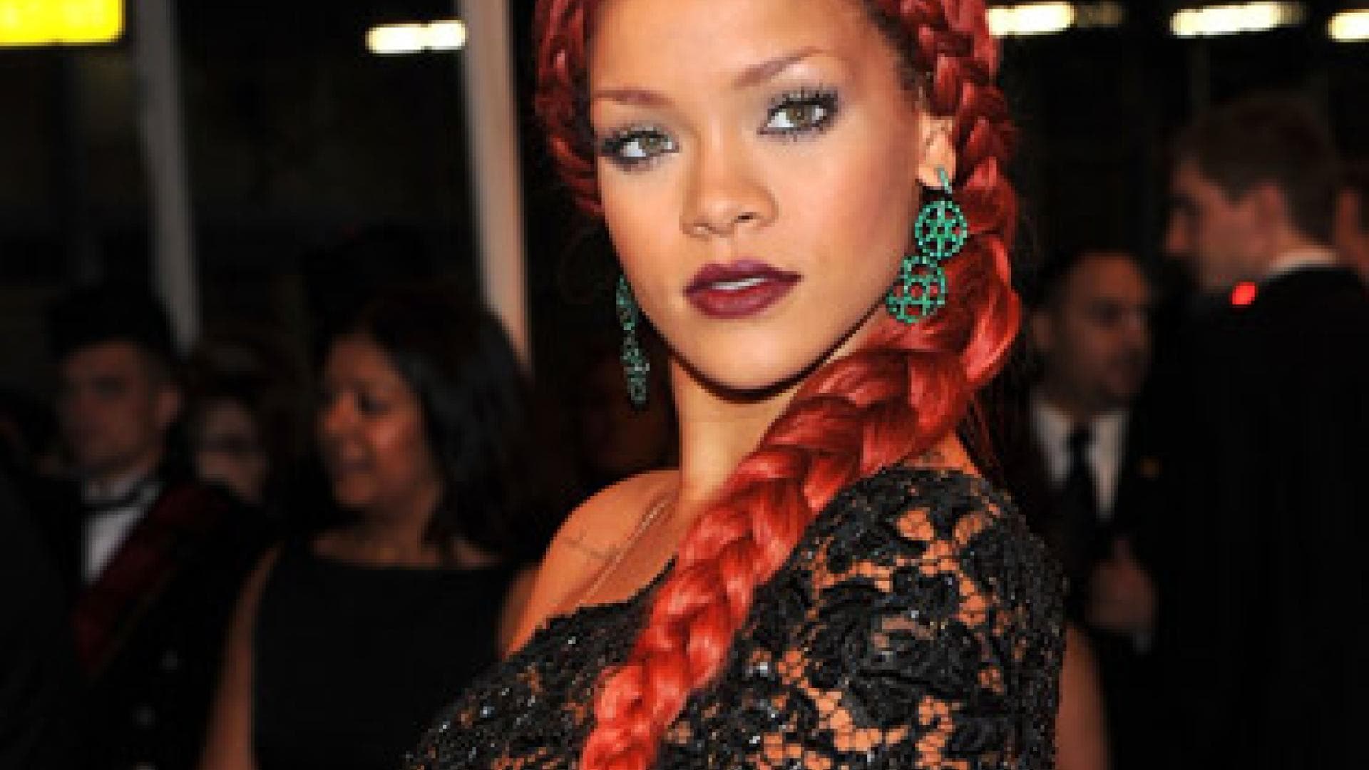 Rihanna-Frisur: Roter Seitenzopf