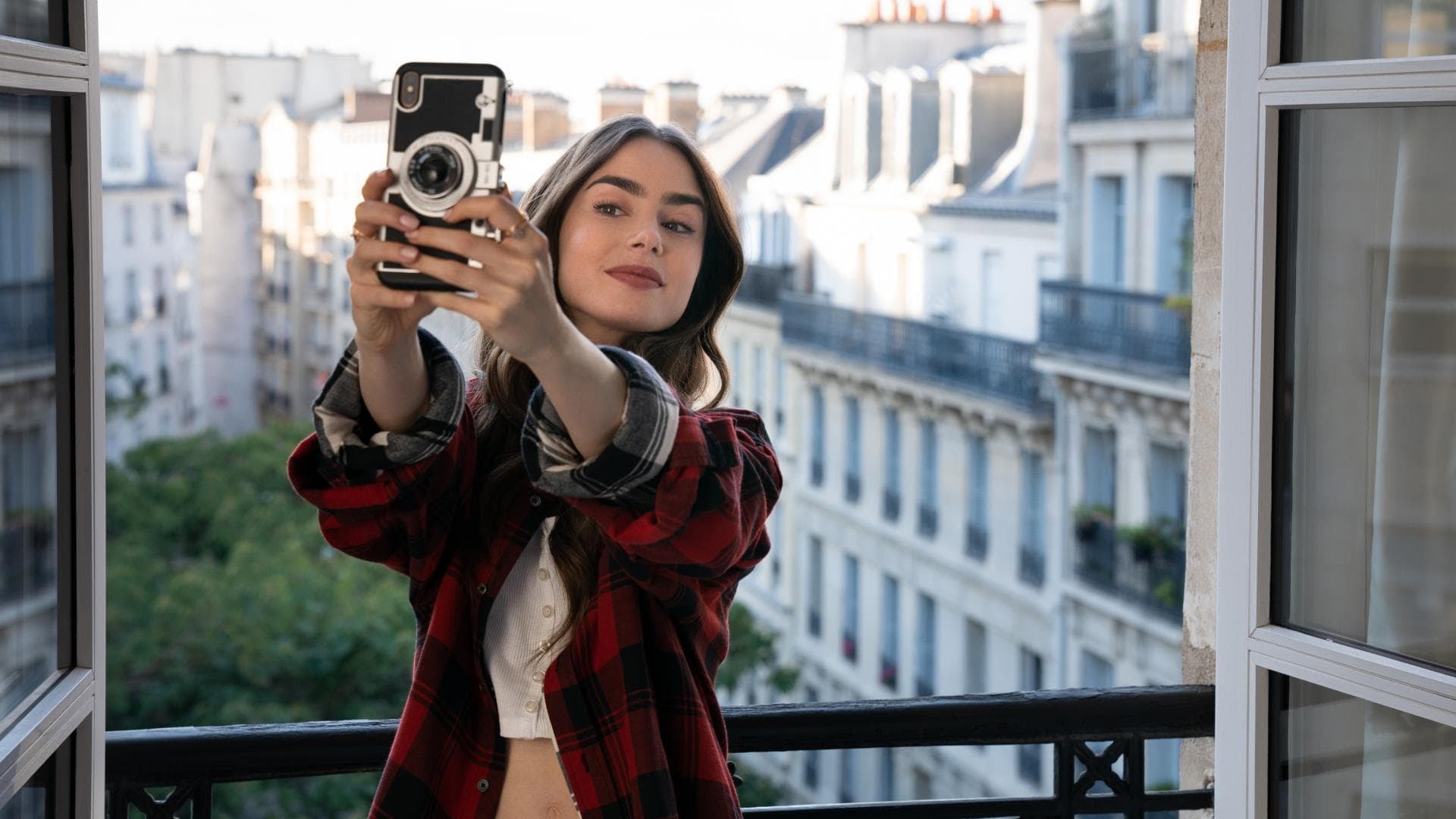 "Emily in Paris": Wo gibt es die beliebte Handyhülle aus der Netflix-Serie?