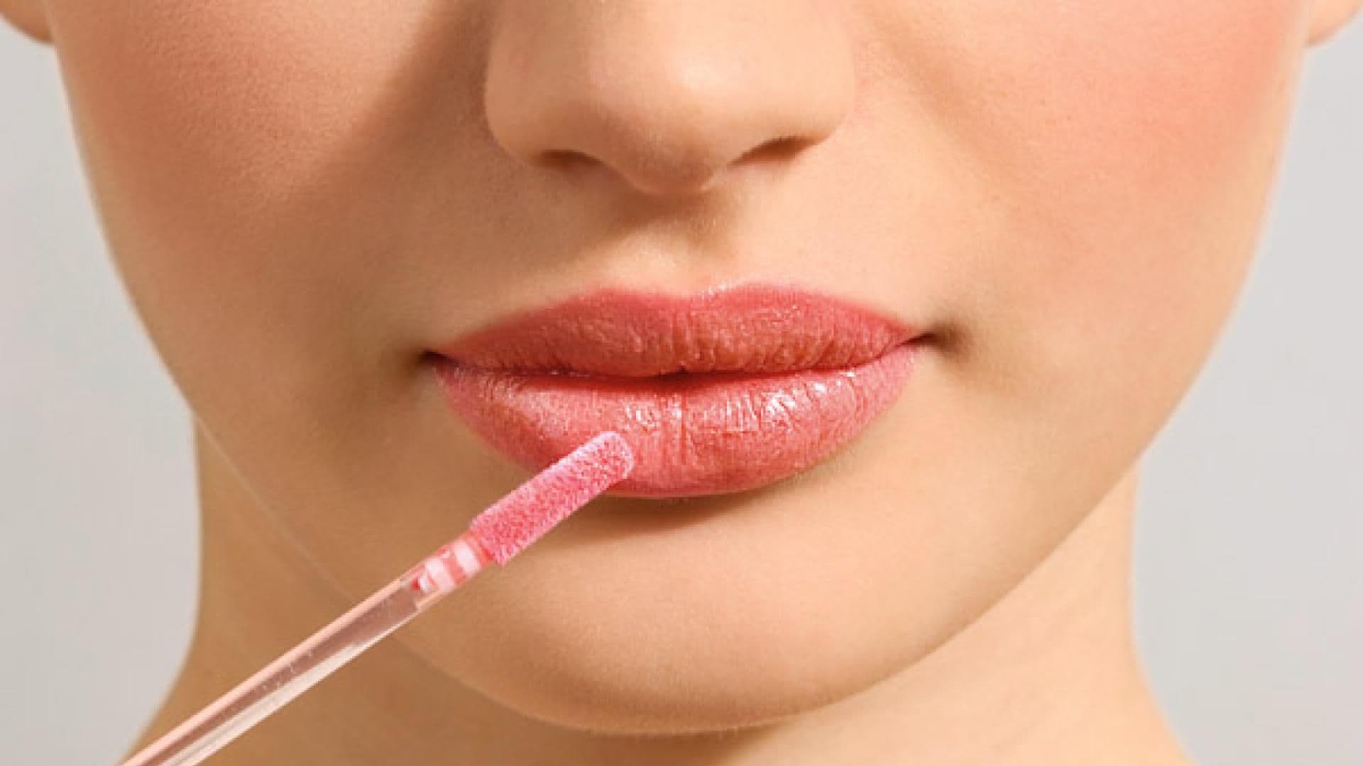 Lipgloss für volle Lippen auftragen