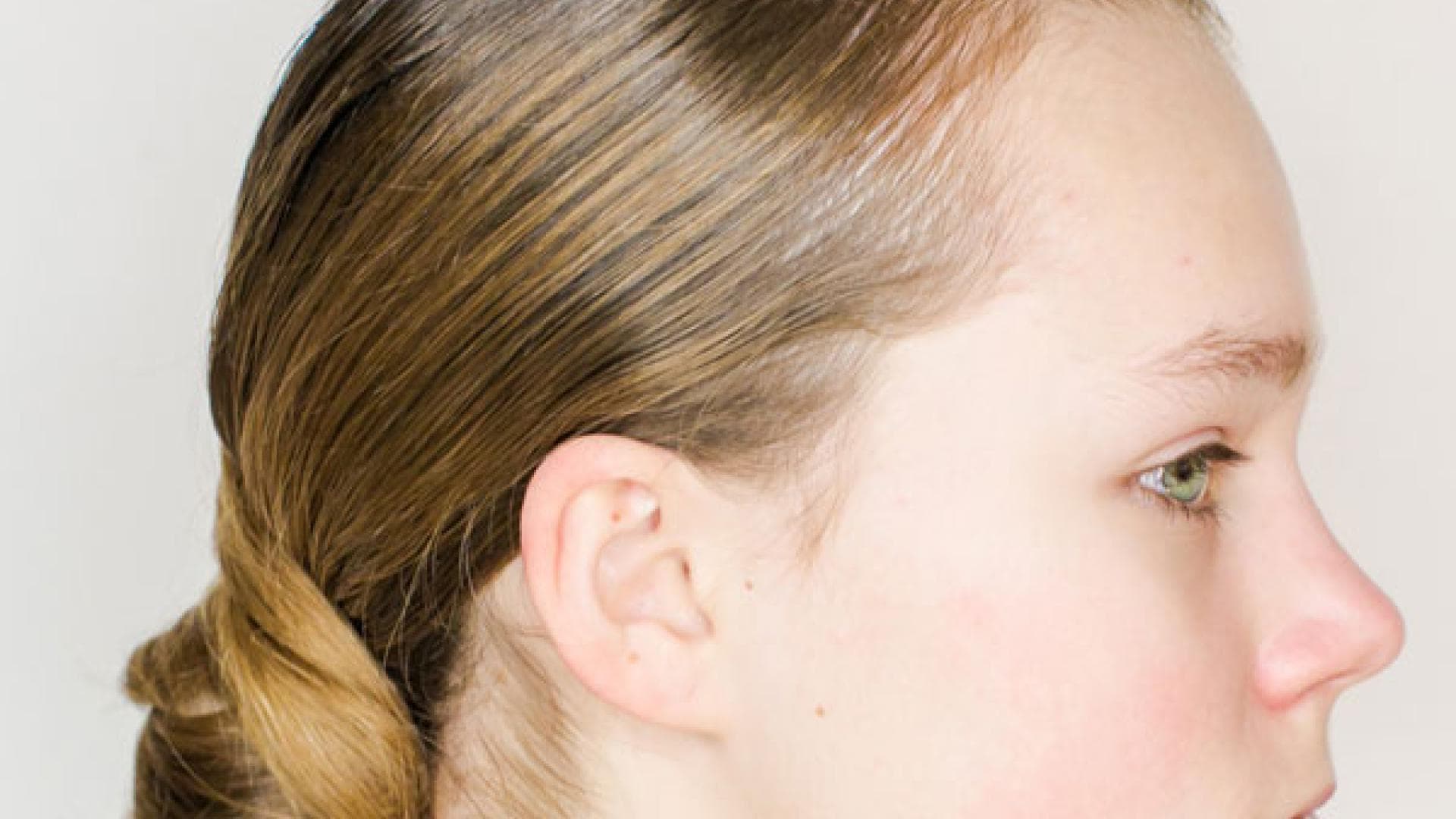 Dutt mit Seitenscheitel