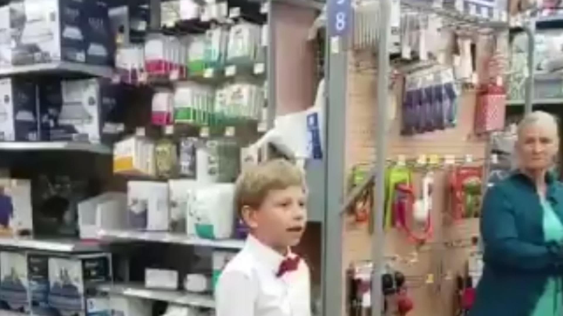 Der "Walmart Boy": viraler Hit und unerträglich