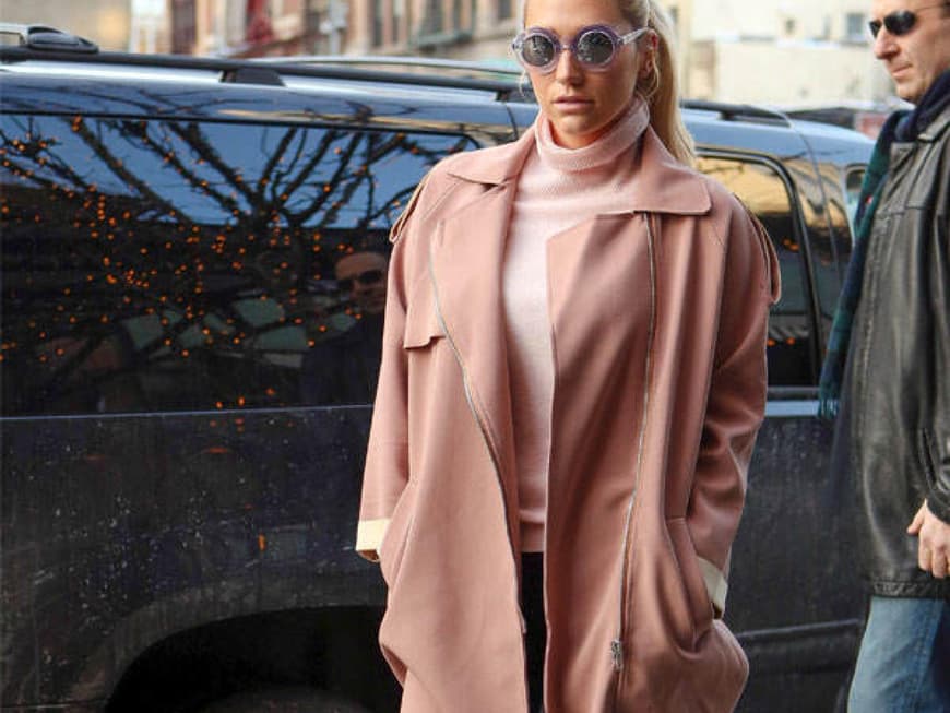 Kesha: Outfit in Rosa nachkaufen