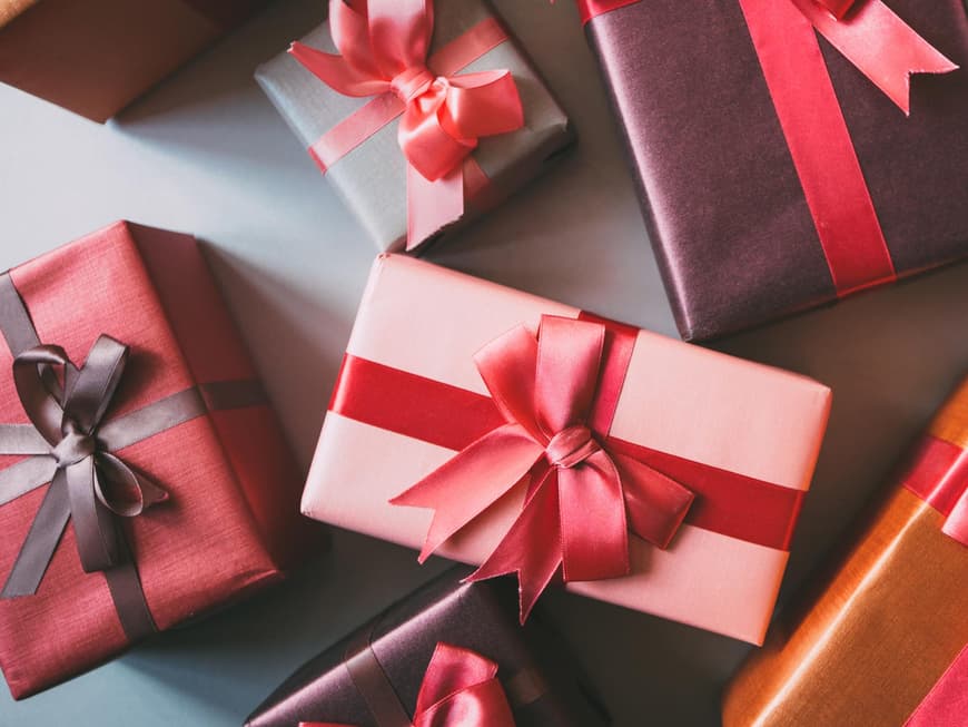Geschenke: So überraschst du deine Liebsten!